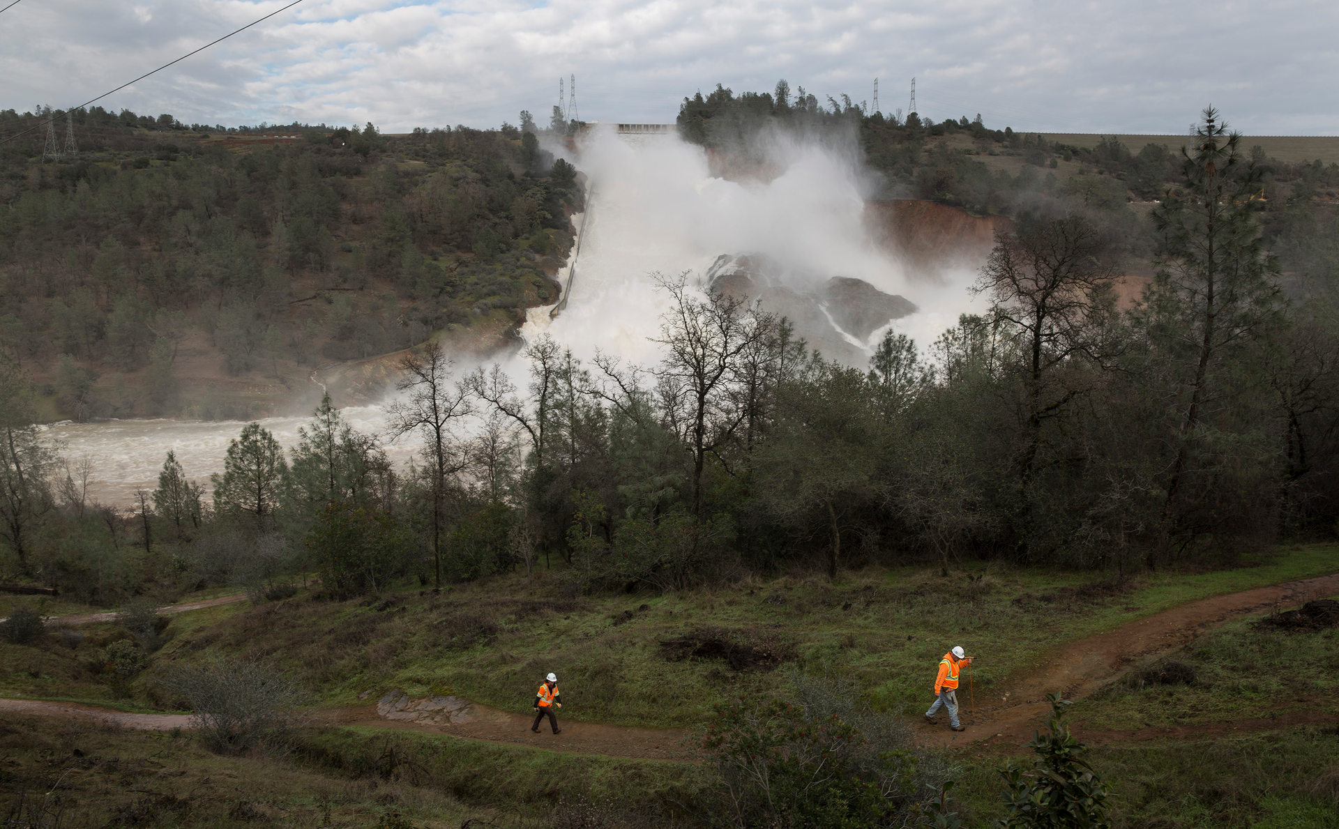 Oroville Dam Damaged, Thousands Evacuate - Firefighter News | Firehouse