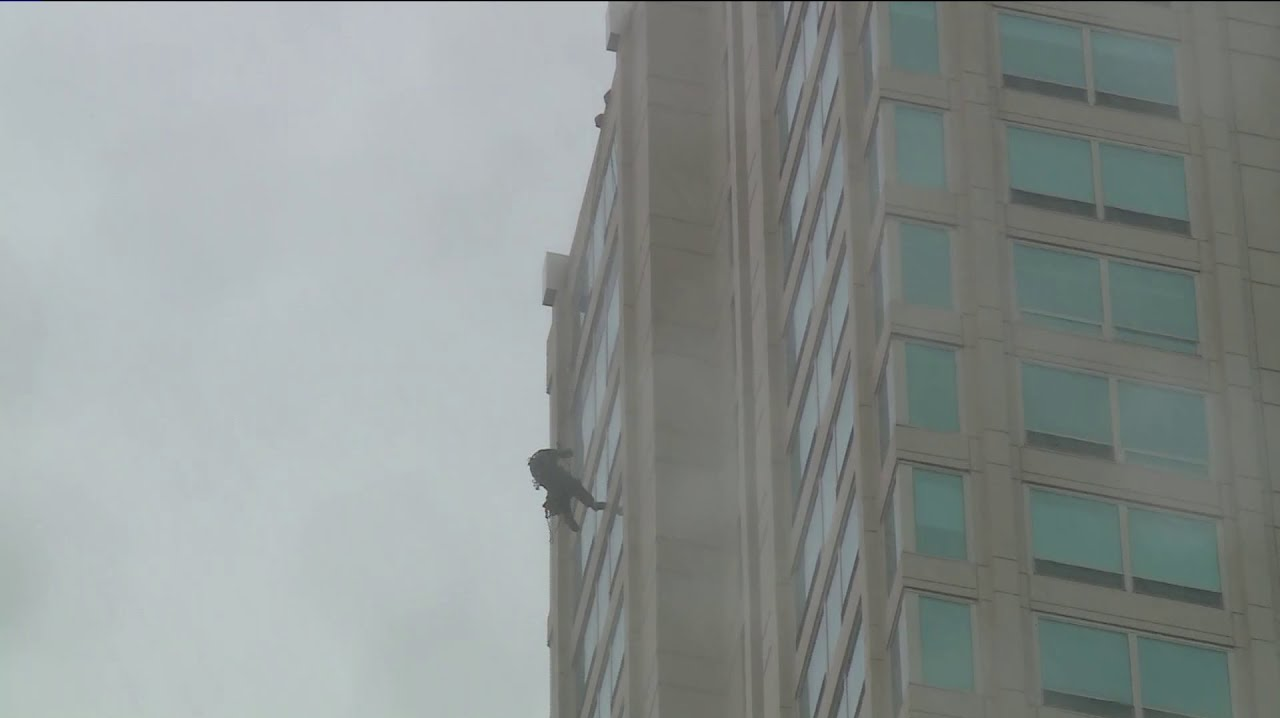 Chicago Firefighters Rescue Window Washer Stranded on High-Rise | Firehouse
