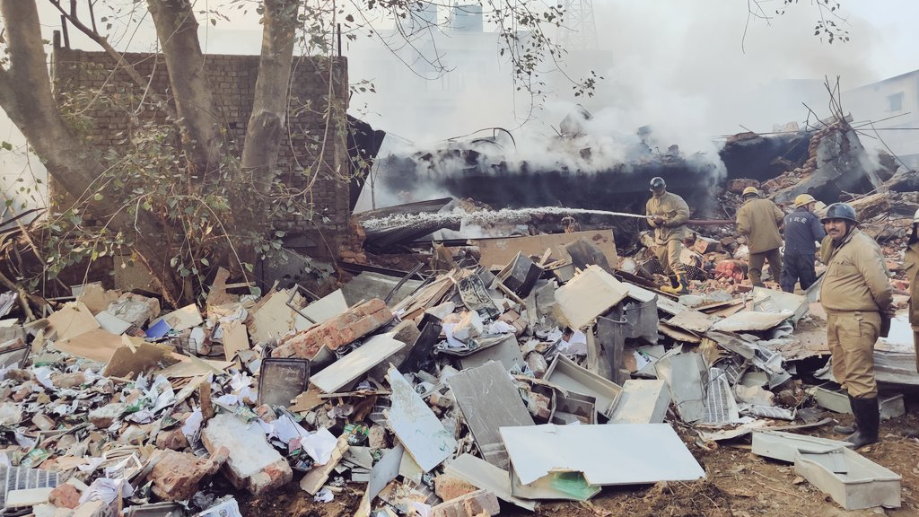 Delhi Firefighter Killed After Blast Collapses Warehouse In India ...