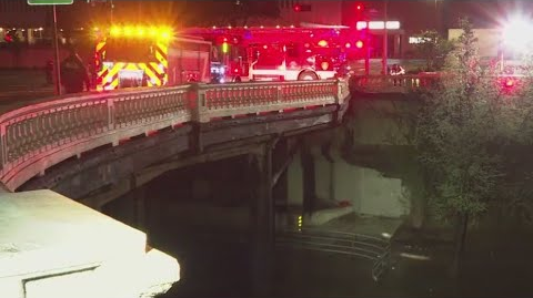 Houston Firefighters Rescue Three from Rising Water | Firehouse